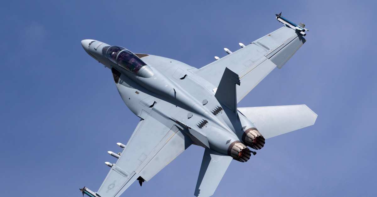 Watch F/A-18 Fighter Jet Zoom By Crowd and Pull Water Vapor At High Speed - TurboFuture