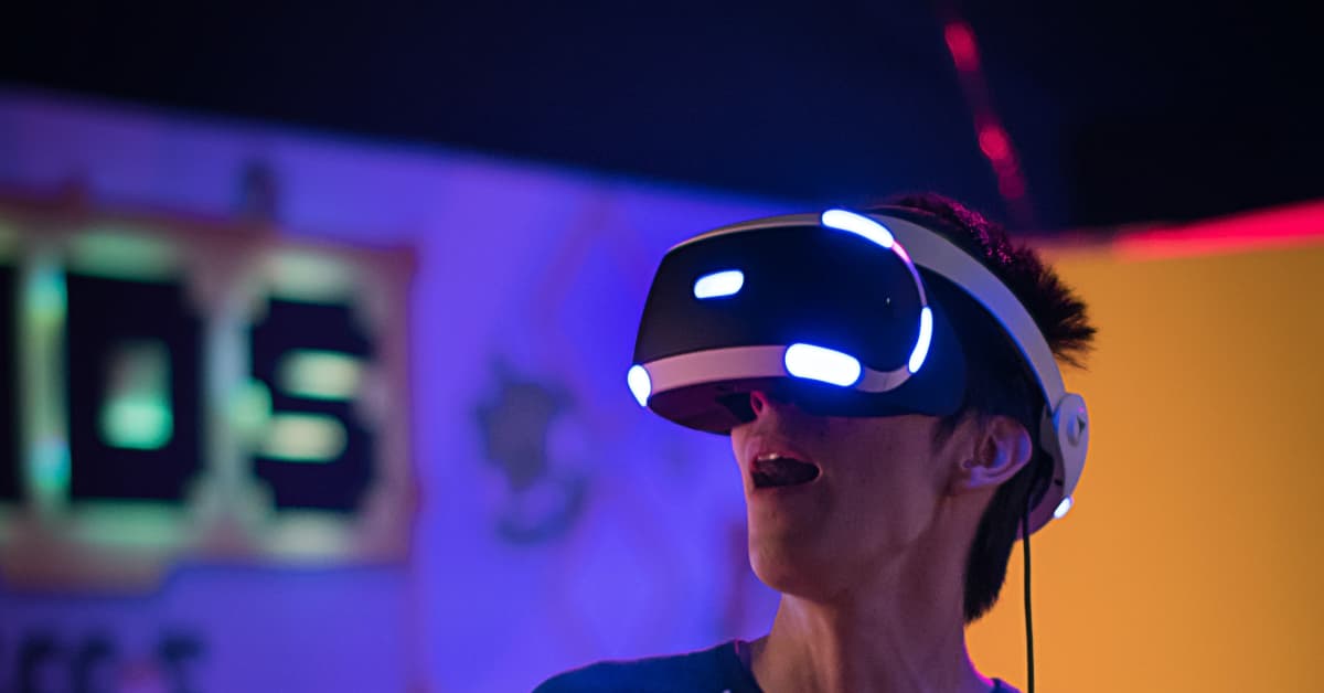 This Mad Scientist Built A VR Time Machine, But It Works In A Strange ...