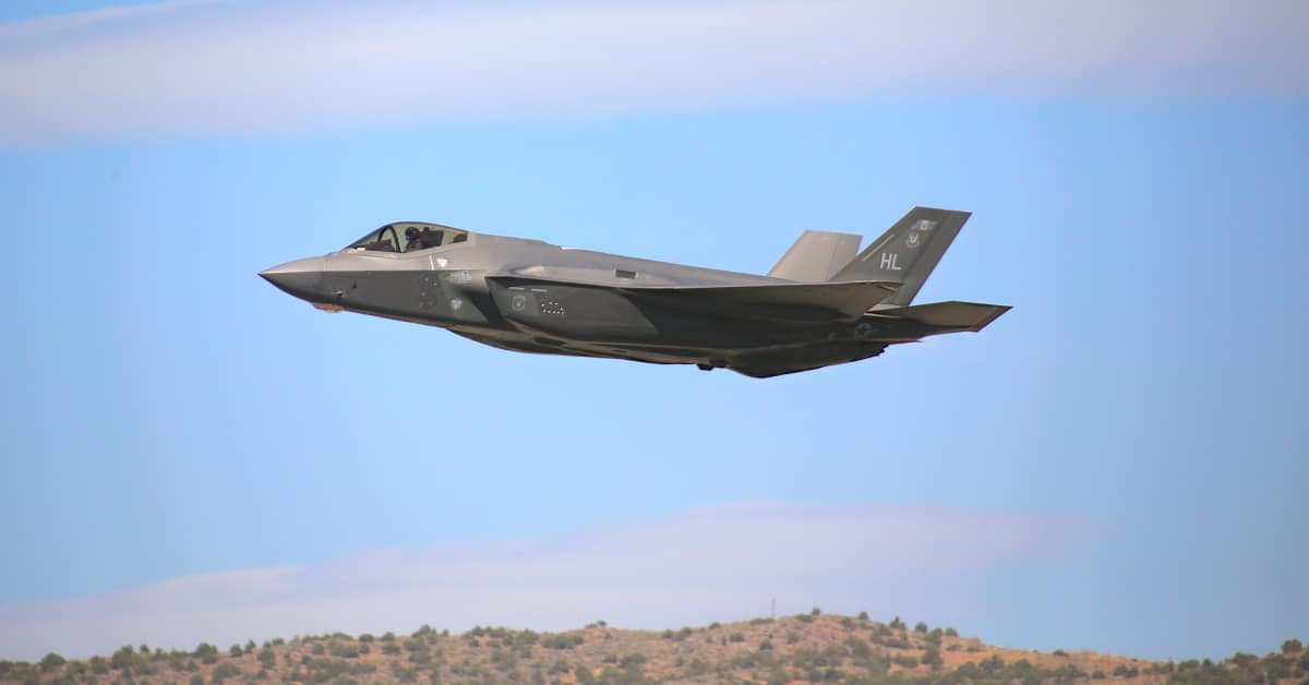 Video: F-35 Lightning II Fighter Jet Shows Off Combat Radius Turn At ...