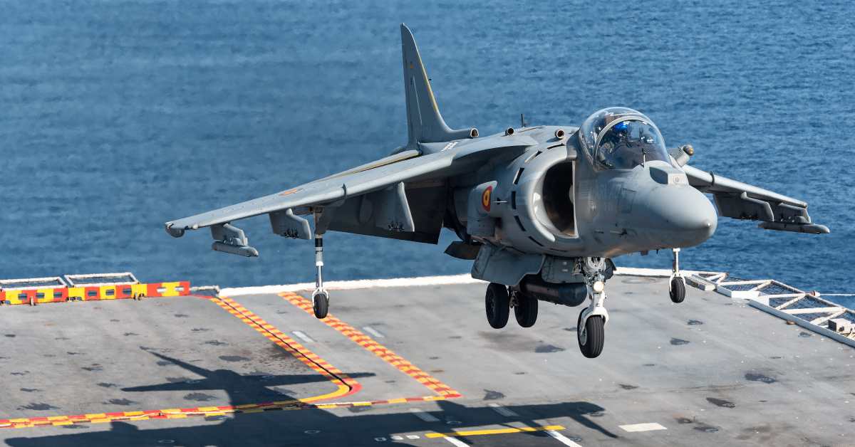 Fighter Jet Lands On US Navy Aircraft Carrier and Video Reveals the ...