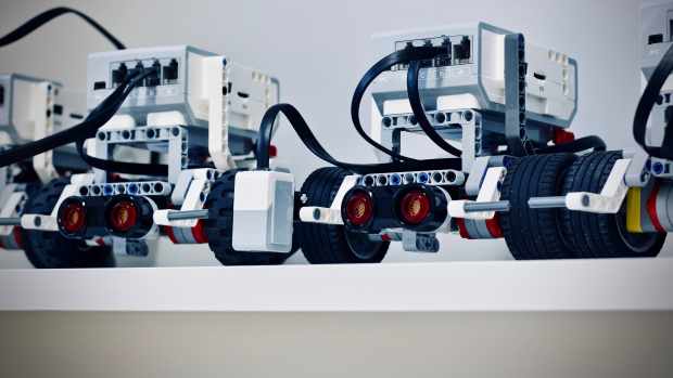 Someone Built Their Own Robot Dog Out Of Legos, And It's The Coolest ...