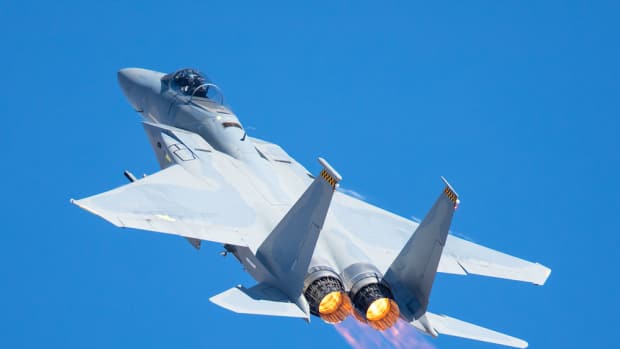 Watch This F-35B Fighter Jet Nail A 100% Vertical Take-Off And Landing ...