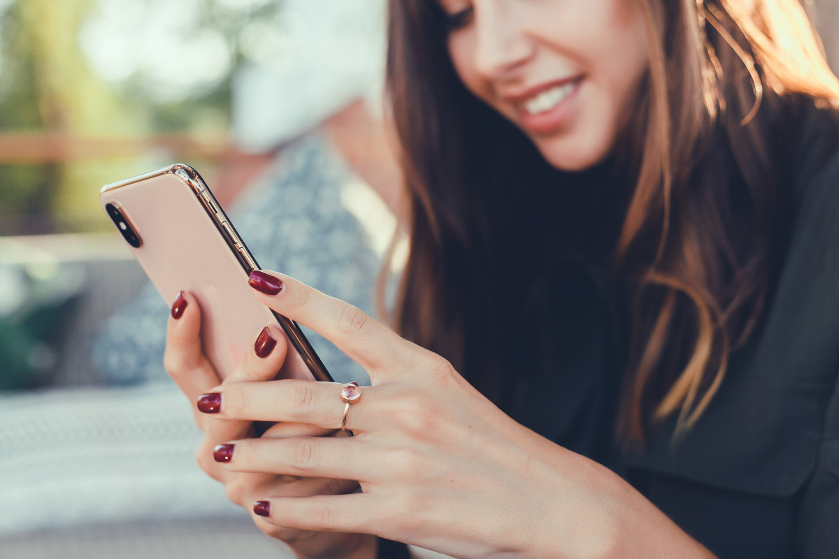 Woman Shares Clever Hack for Cleaning Up a Smartphone Camera Roll ...