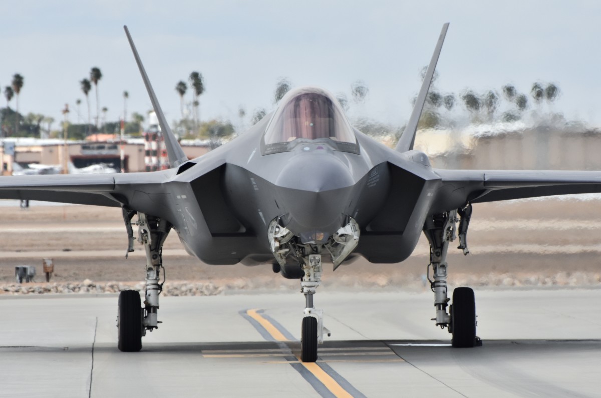 Watching This F-385B Jet Shift Is Like Watching an IRL Transformer ...