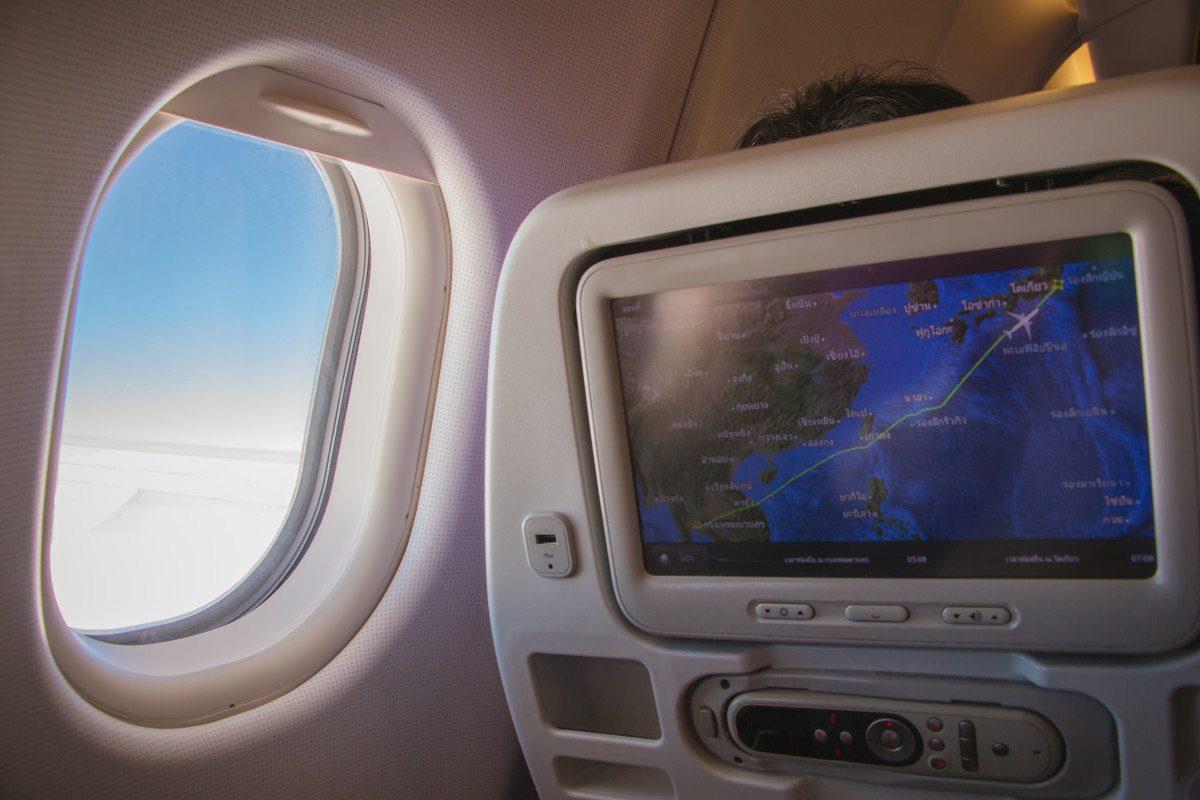 Boomer Flight Passenger Has a Hilariously Hard Time With In-Flight TV ...
