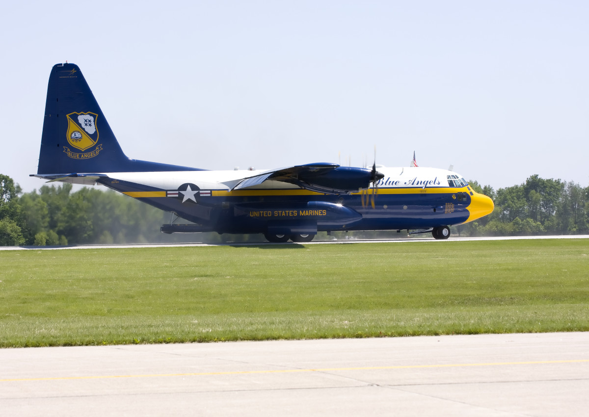 U.S. Navy Soldiers Give Amazing Demonstration as ‘Fat Albert’ Fighter ...