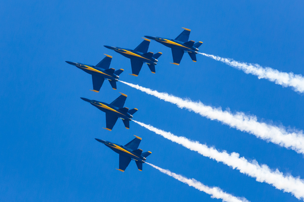 Aviation Enthusiast Shares Amazing Video of US Navy Team Flying Fighter ...