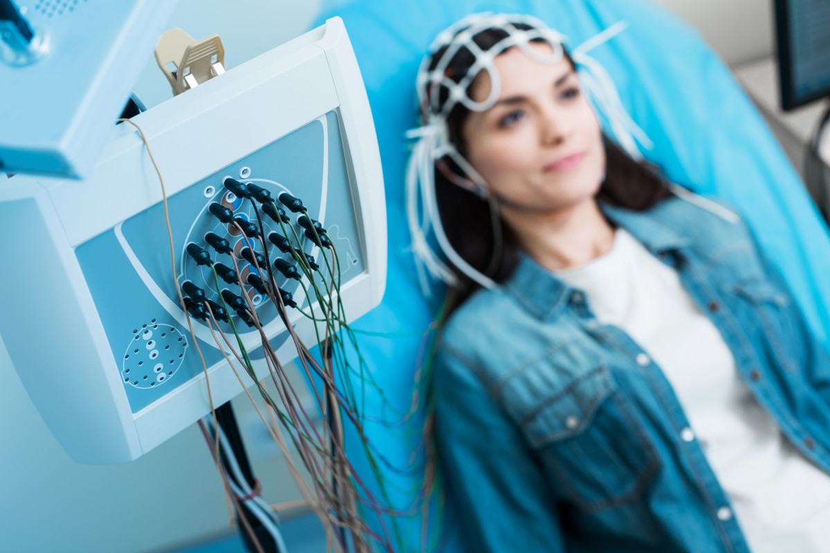 Woman Creates Machine That Paints Through Her Brain Waves As She ...