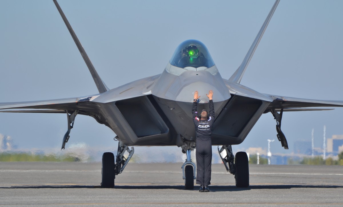 Watch F-22 Fighter Jet Do an Amazing Twist - TurboFuture