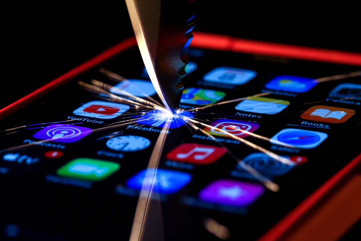 Man Claims the ‘New Phone Hype’ Could Take All Tech in a Dangerous ...